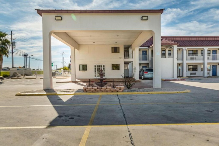 2 Queen Beds  Non-smoking Micfridge - San Marcos, TX