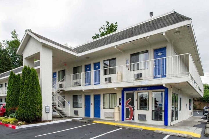 1 Queen Bed - Des Moines, WA