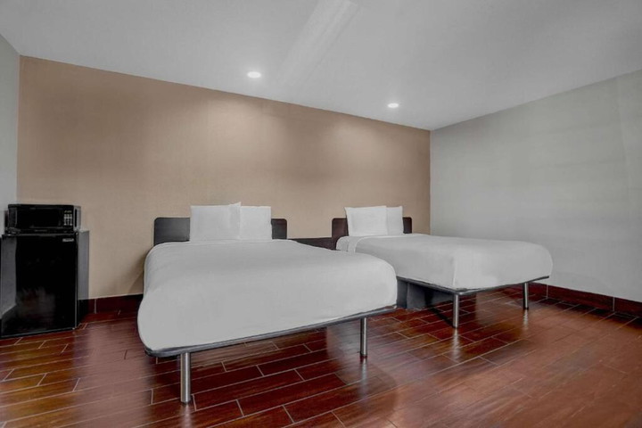 2 Queen Beds Nsmk Micfridge - Ukiah, CA