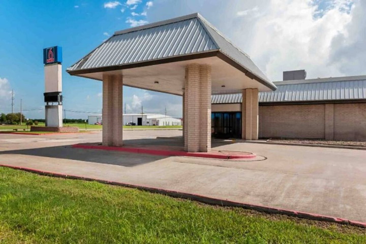 1 King Bed  Smoking Kitchen - Port Lavaca, TX