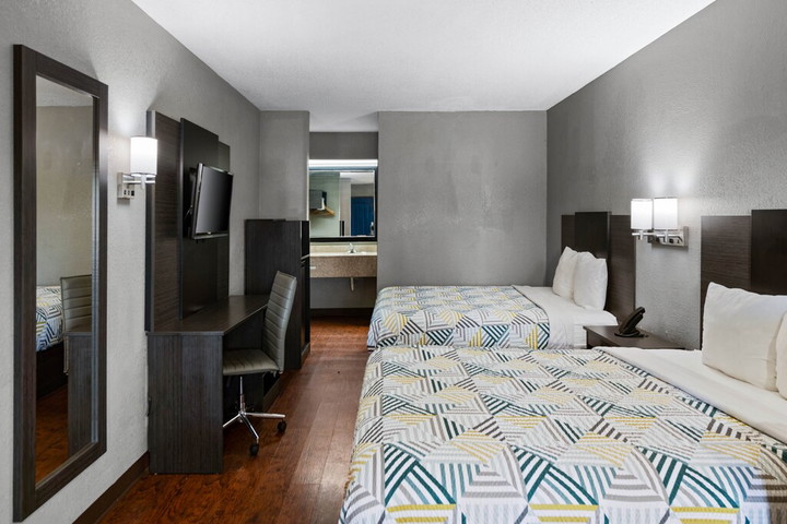 2 Queen Beds Non-smoking Micfridge - Millbrook, AL