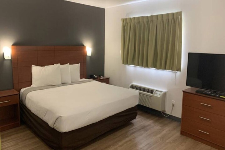 1 Queen Bed  Ada Ri Shower Nsmk Kitchen - Hampton, VA