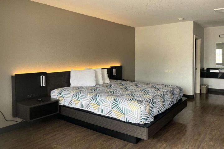 1 King Bed  Non-smoking - Seguin