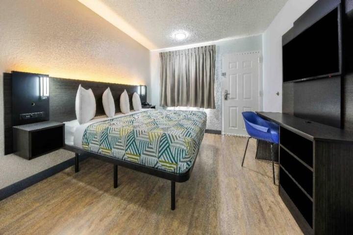 1 King Bed Non-smoking - Bedford, TX