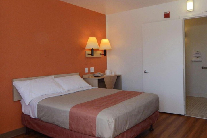 1 Full Bed  Micfridge - Coachella, CA