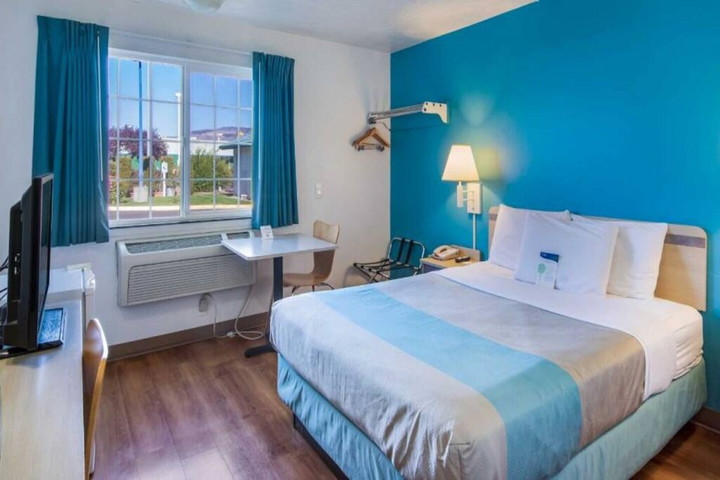 1 Queen Bed  Smoking - Oregon