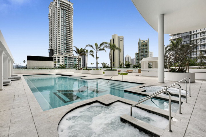 Oceanfront 3-bed With Stunning Views, Pool & Sauna - Surfers Paradise