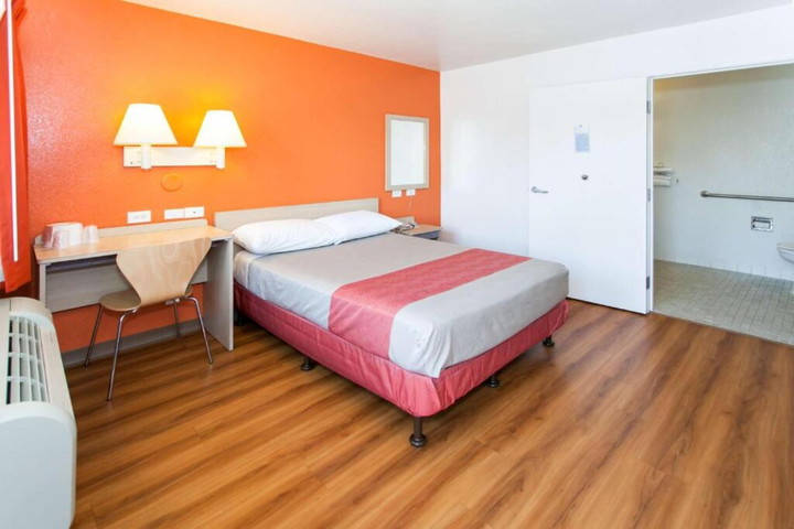 1 Queen Bed Smoking - Downey