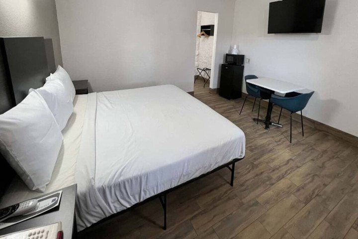 1 King Bed  Smoking Micfridge - Chino Hills, CA