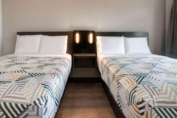2 Queen Beds  Non-smoking Micfridge - Eureka, CA