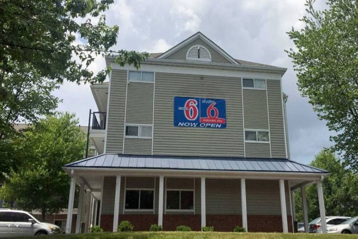 1 Queen Bed Micfridge - High Point, NC