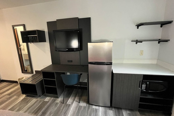 2 Full Beds  Non-smoking Micfridge - Champaign, IL