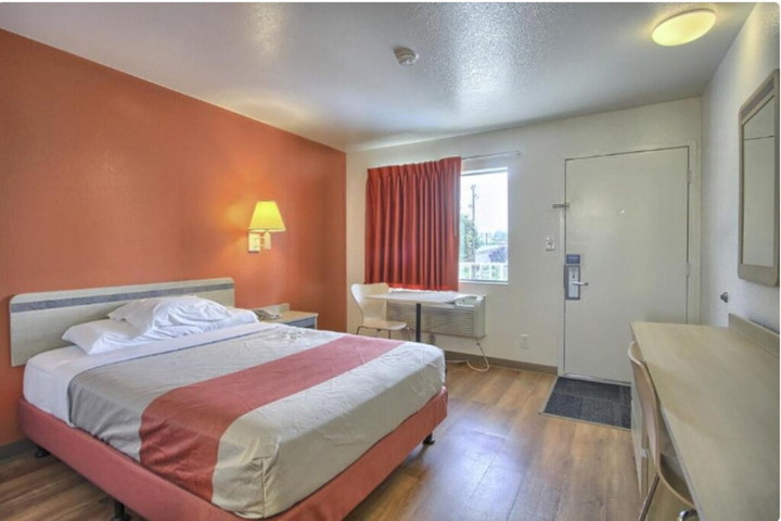 Queen Bed Accessible Non-smoking - Harrisburg, PA