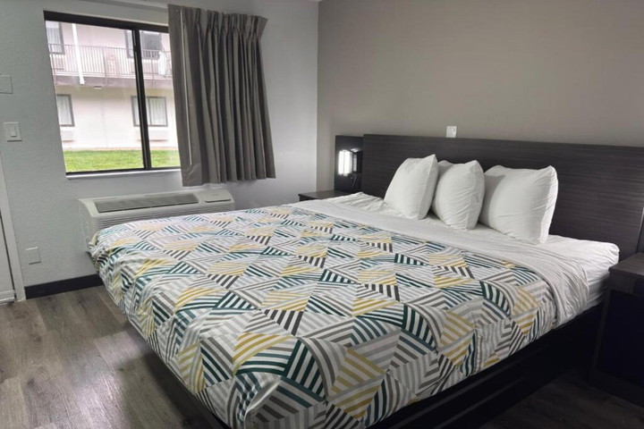 1 King Bed Non-smoking Micfridge - Connecticut
