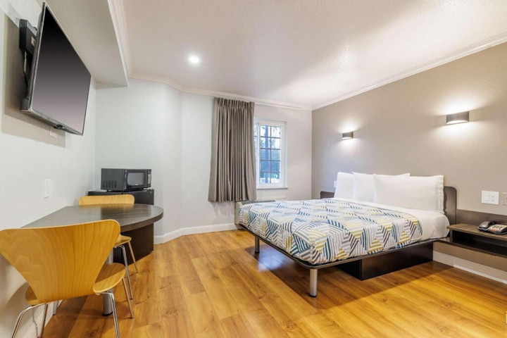 1 Queen Bed Non-smoking Micfridge - Auburn, CA