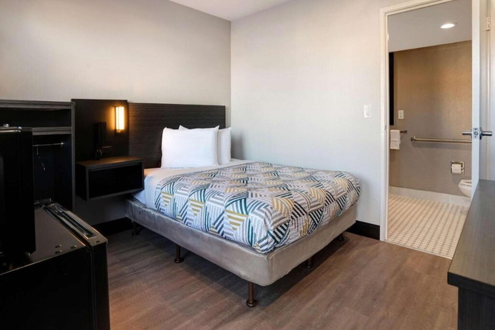 1 Queen Bed  Non-smoking Micfridge - Eureka, CA