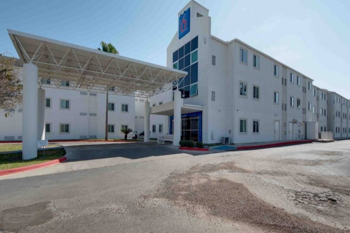 2 Full Beds - Brownsville, TX