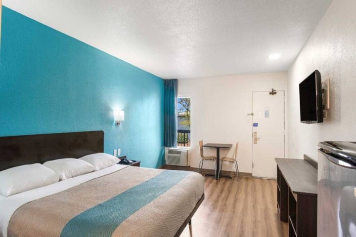 1 King Bed Non-smoking Micfridge - Lexington, KY