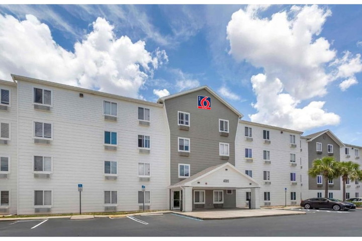Studio 6 Fort Myers Ada Full Bed Tub Smoking Kitchen - Fort Myers, FL