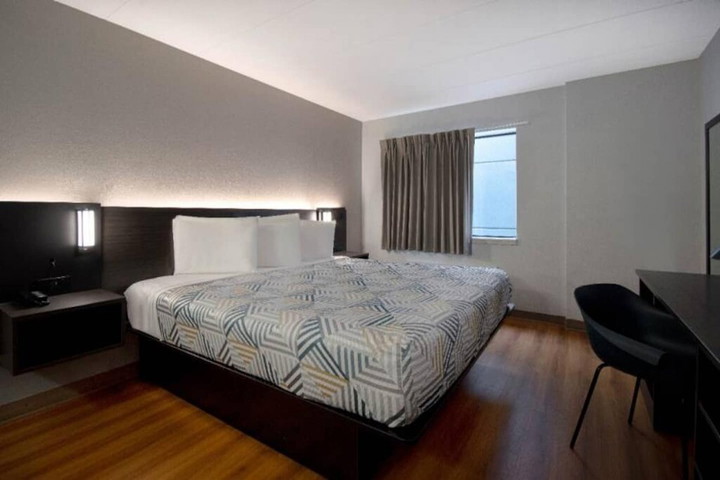 1 King Bed  Micfridge - Merrillville, IN