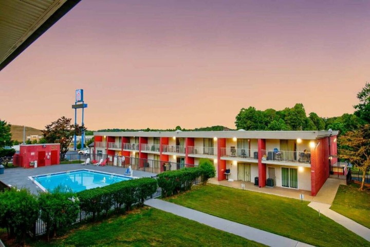 2 Full Beds  Smoking - Gainesville, GA