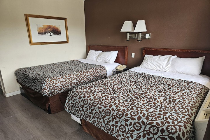 2 Full Bed Smoking - Omaha, NE