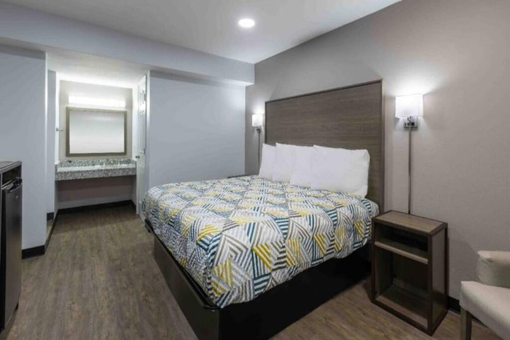 1 King Bed  Non-smoking Kitchen - Hickory, NC