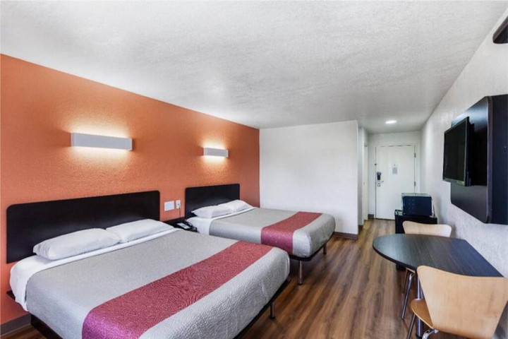 2 Queen Beds Non-smoking Micfridge - Grapevine, TX