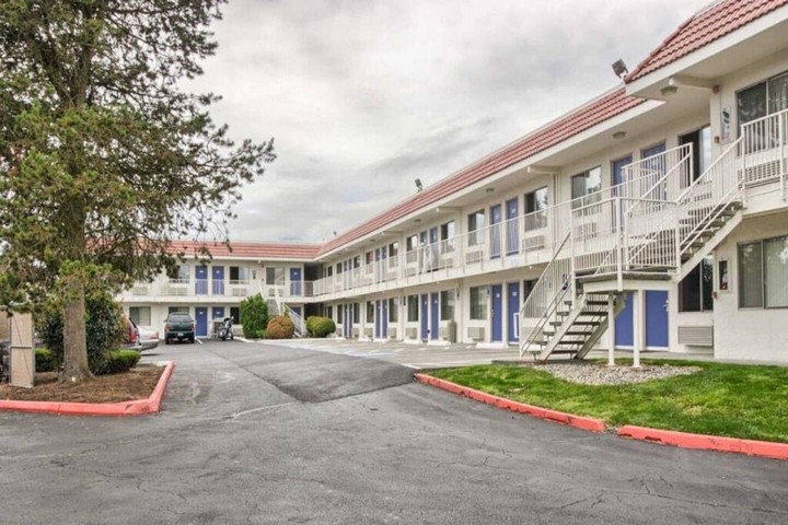 2 Full Beds Micfridge - Everett, WA