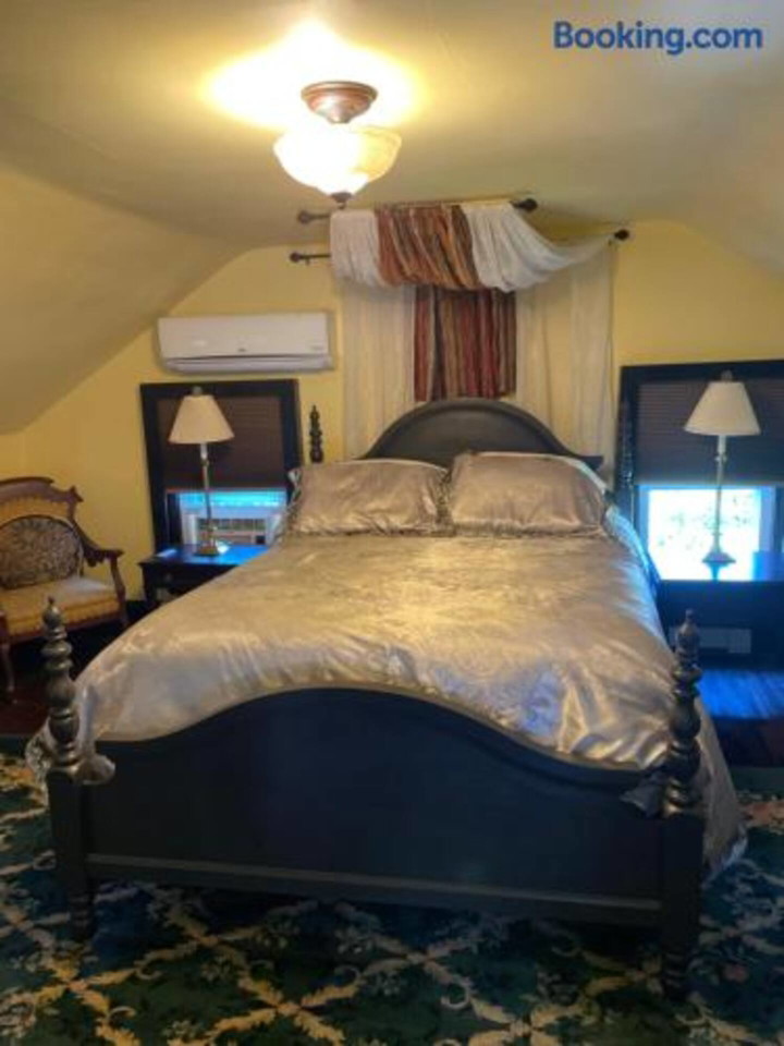 Cheshire Room - Hillcrest Bed And Breakfast - Jim Thorpe, PA