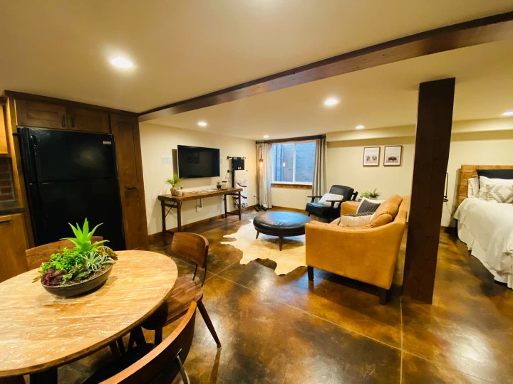 Luxury Cellar Apartment With Private Hot Tub - Wenatchee, WA