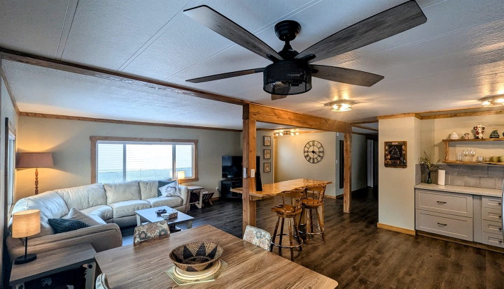 Hillcrest Hideaway: Spacious Mountain View Oasis - Blairmore