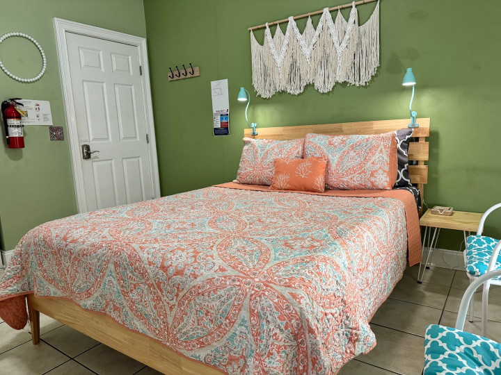 Bohemian Studio For 2! 2 Min Walk To Beach. - Panama City Beach, FL