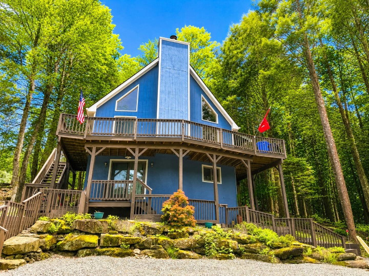 Brentwood Chalet | Sleeps 13 | The Hideout - Lake Wallenpaupack, PA