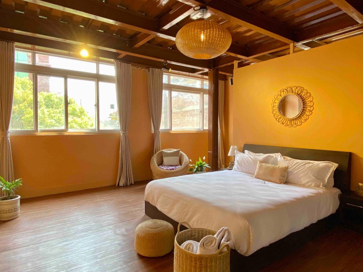 Spacious 750 Sq Ft. Industrial Boho Studio - Kathmandu
