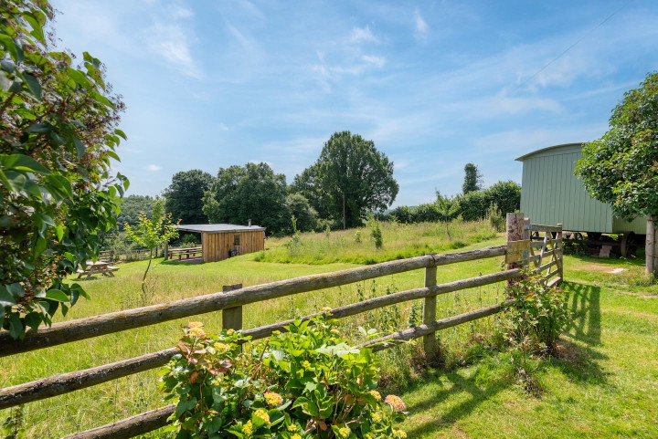 Cosy Shepherd's Hut Set In A Private Orchard - Monmouth