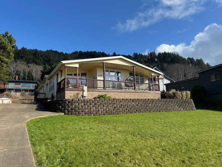 Jennamee's Oceanview-fenced Yard - Yachats, OR