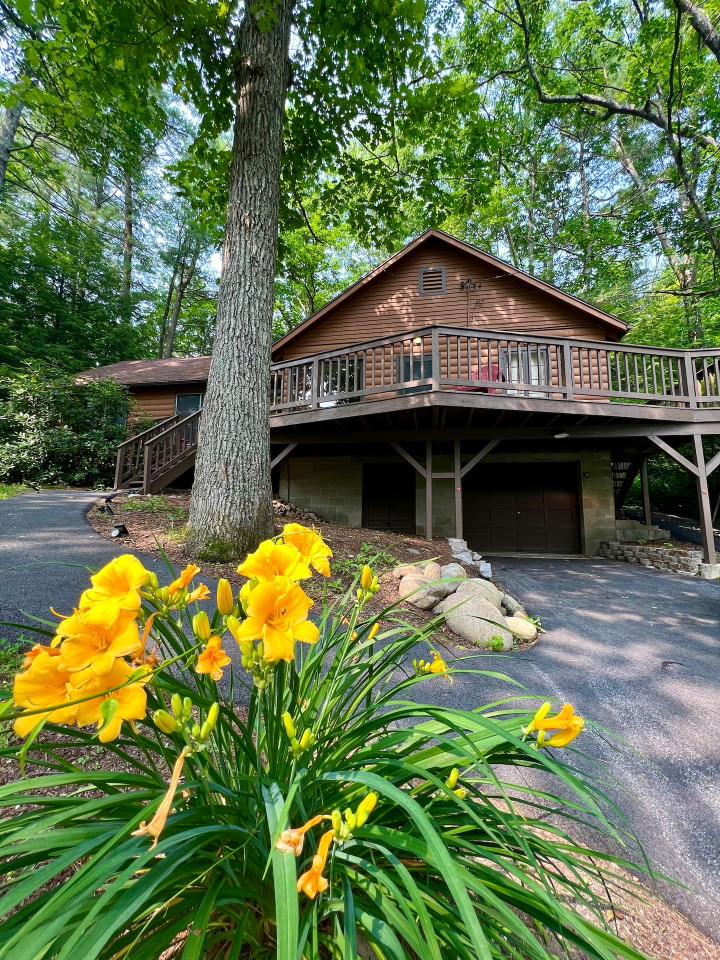 Rustic Log Cabin - Walk To Village! & Game Room! - Lake George, NY