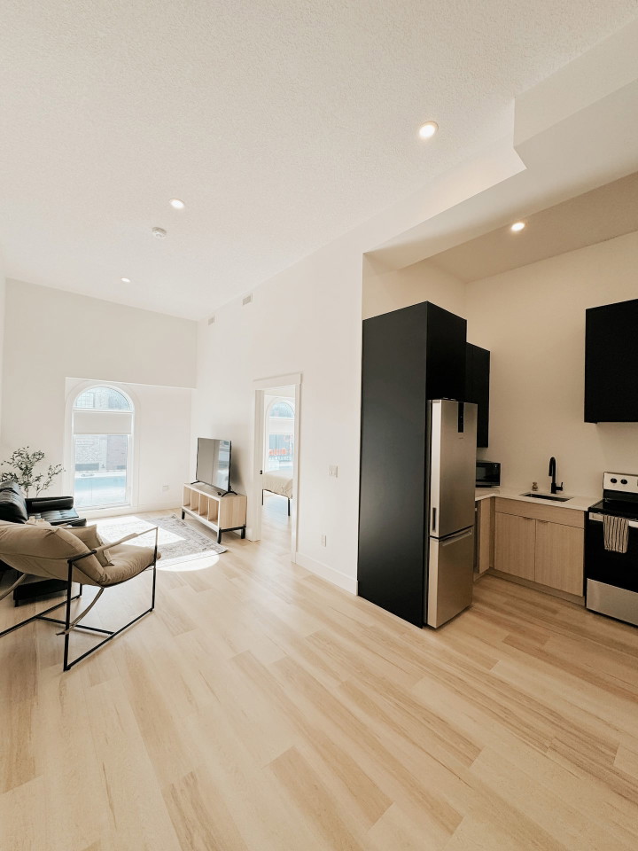 Modern Downtown Suite | King Bed | The Charlotte - 우드스톡