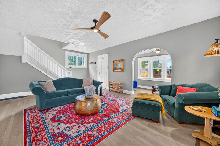 Downtown Columbus L Pet Friendly Group Stay - Columbus, IN