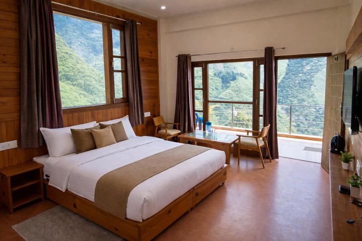 Mountain View Common Balcony|the Tranquil Hotel - Chakrata