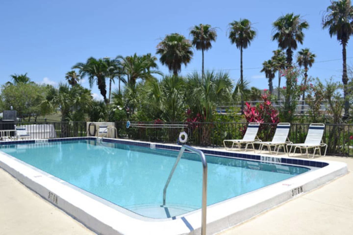 Ami Bridgeport 111 - Bikini Bottom + Resort Pool - Holmes Beach, FL