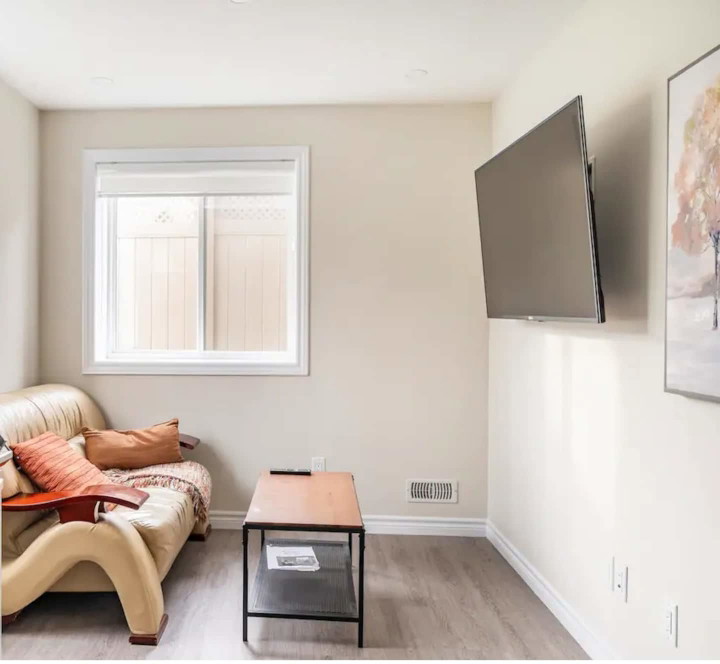 3br Sunshine Basement W Separate Entrance Waterloo - Waterloo, ON, Canada