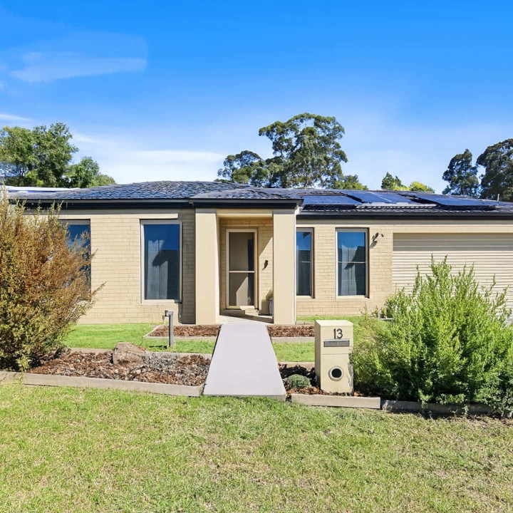 Modern Drouin Family Home | Long Stays Welcome - Warragul