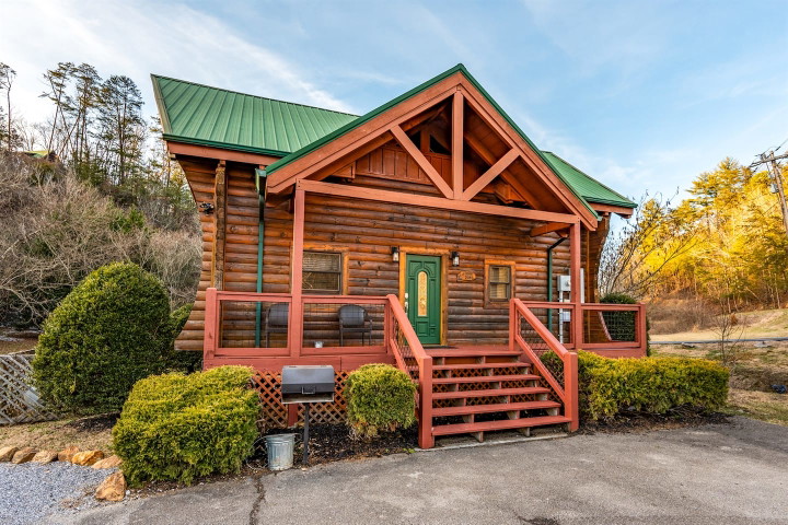 Stunning Creekside Pool Access Fire Pit, Location - Pigeon Forge