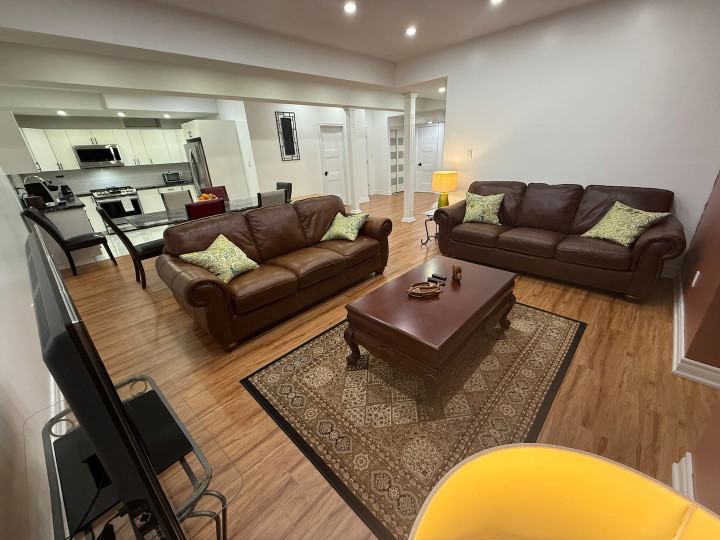 Spacious/stylish Family Retreat Private Entrance - Oakville
