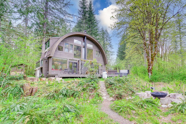 Riverfront Skykomish Cabin W/ Private Hot Tub! - Cascade Mountain, WA