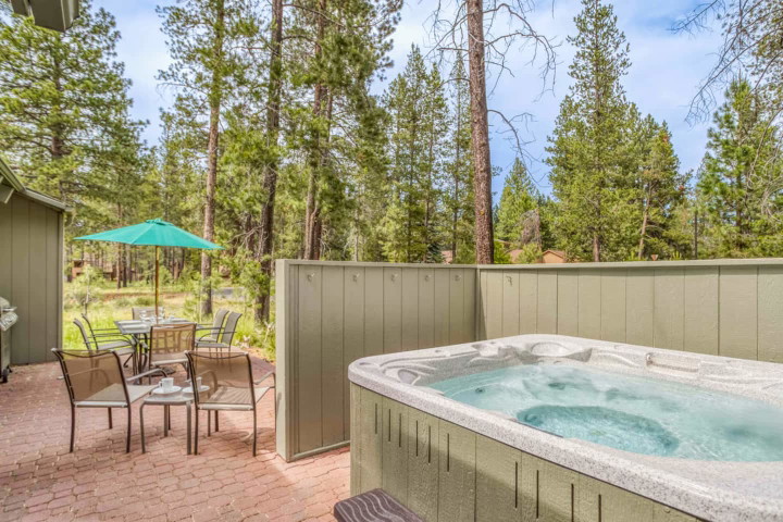 Central Sunriver Retreat W/ Hot Tub, Sharc Passes - Sunriver, OR