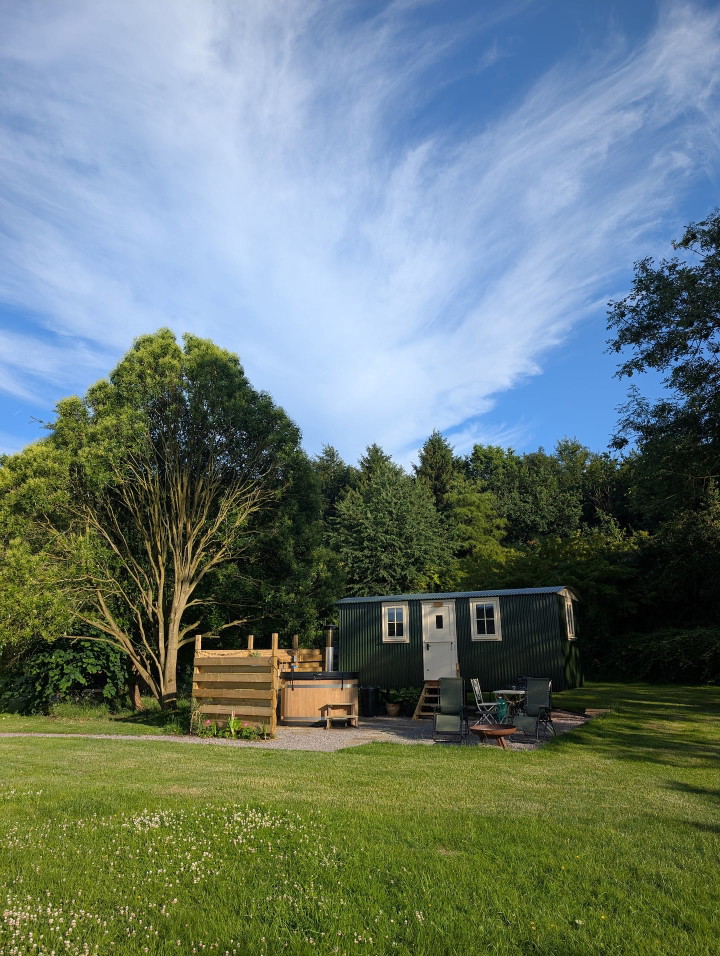 Skylark Shepherd's Hut, Wood Fired Hot Tub & Sauna - Cotswolds