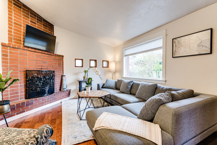 Great Location, King Beds, Off Street Parking, W/d - Eugene, OR